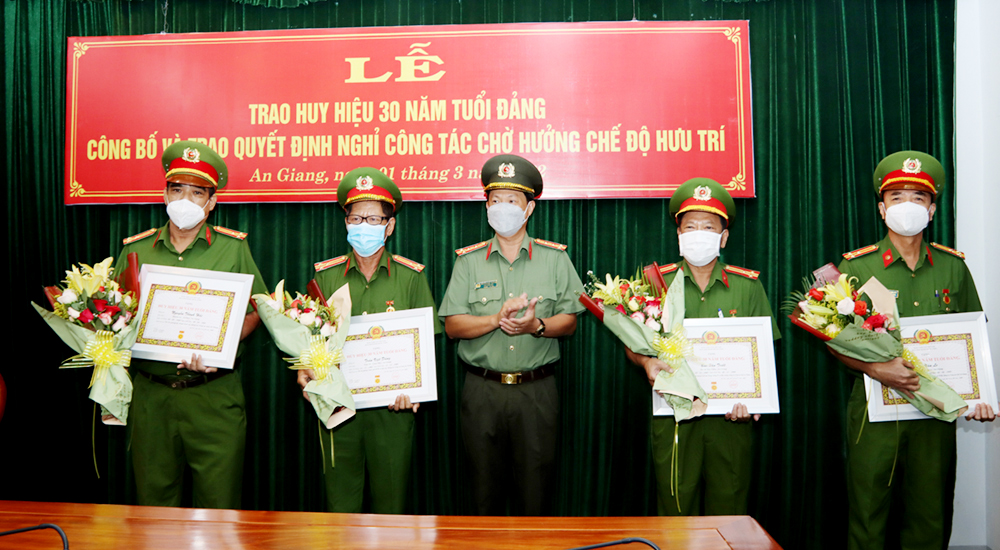 Công an An Giang trao huy hiệu 30 năm tuổi Đảng và quyết định nghỉ chờ hưu cho lãnh đạo chỉ huy