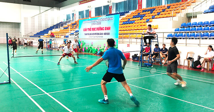 Đánh cầu lông, rèn luyện sức khỏe - Báo An Giang Online